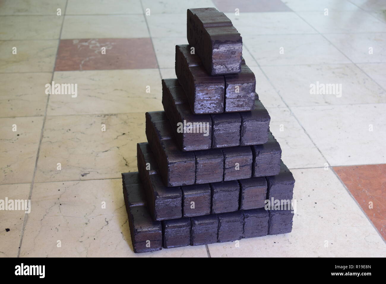 Kohle brikett hi-res stock photography and images - Alamy