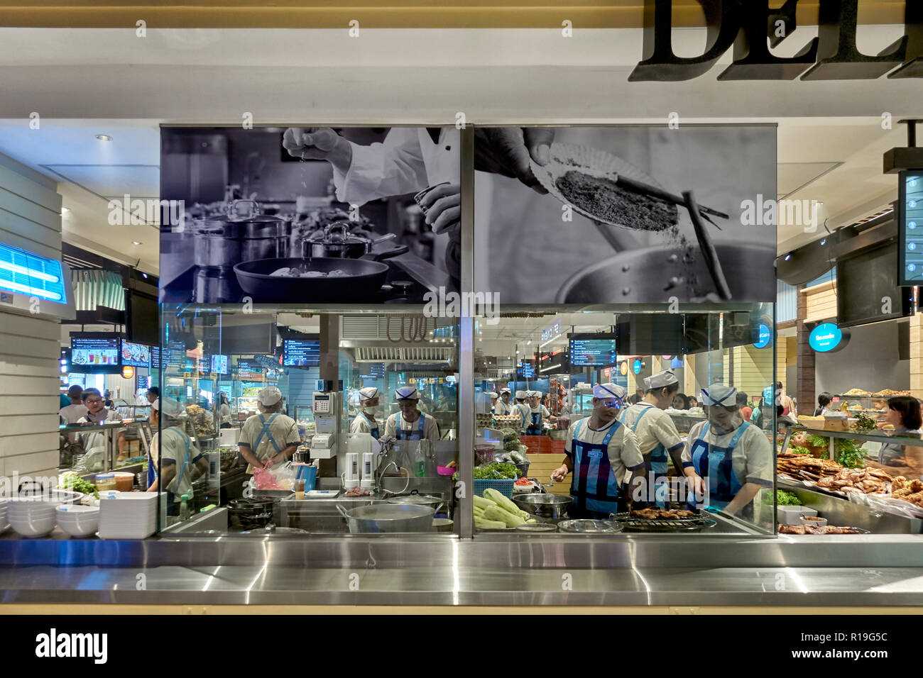 Chefs food shopping hi-res stock photography and images - Alamy