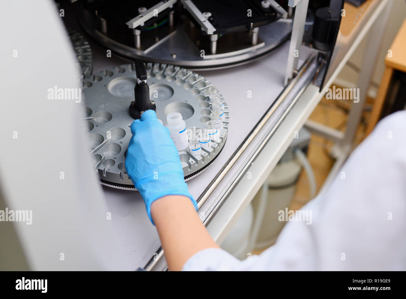 Laboratory immunoassay analyzer. Diagnosis of infectious diseases and ...