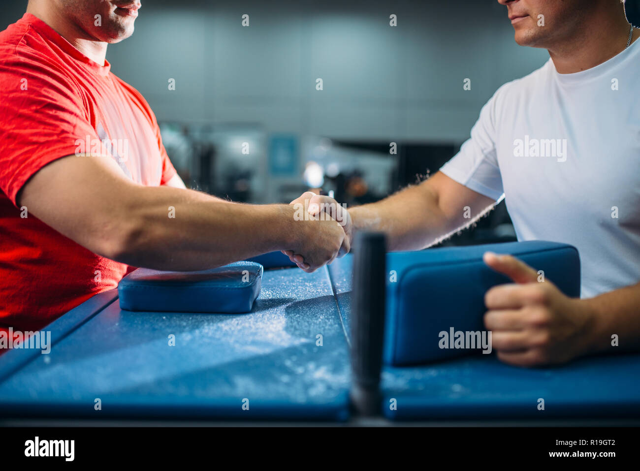 Arm Wrestlers Stock Photos & Arm Wrestlers Stock Images - Alamy