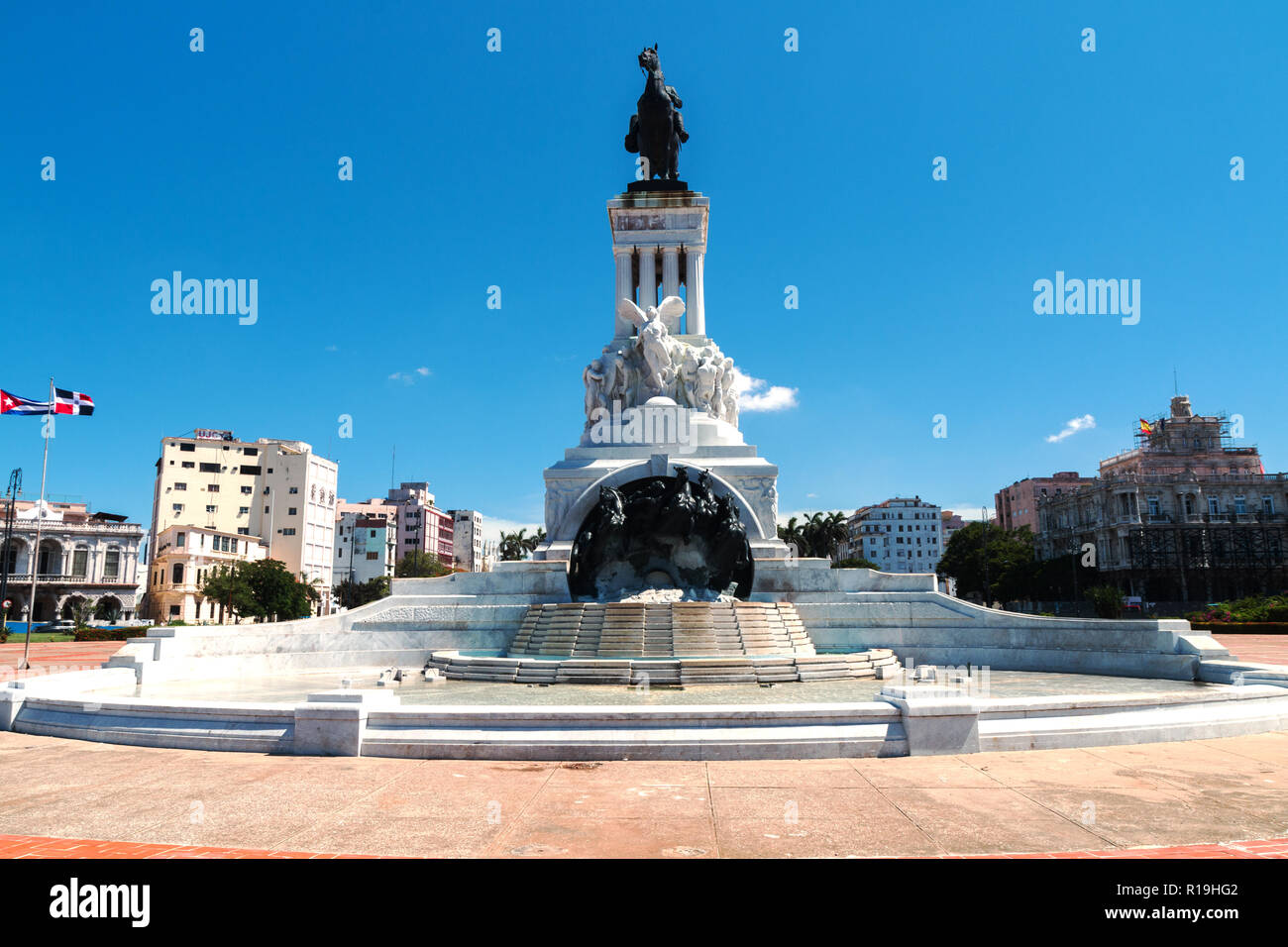 Statue in havana hi-res stock photography and images - Alamy