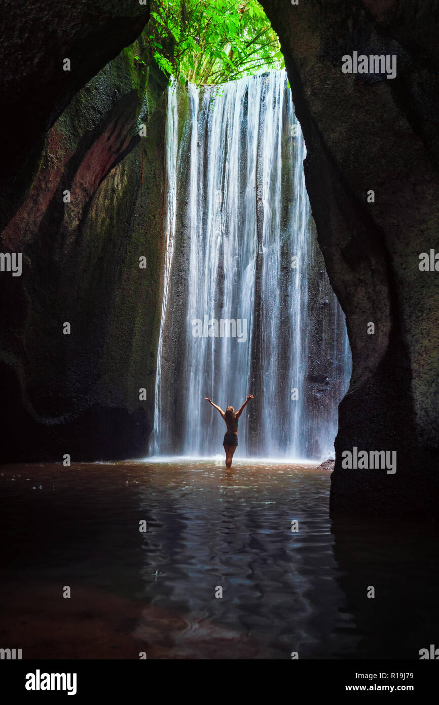 Cave water stand hi-res stock photography and images - Alamy