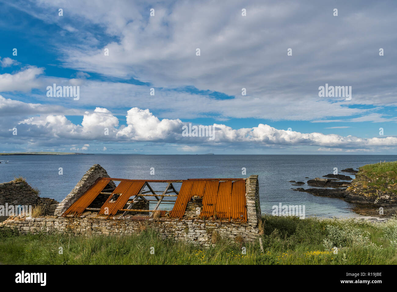 ruined shed, orkney Stock Photo - Alamy