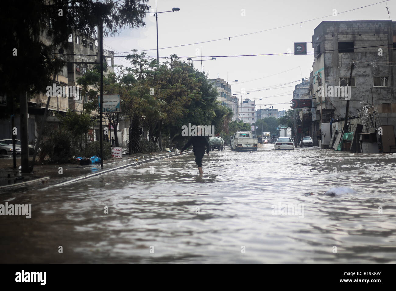 Gaza City, The Gaza Strip, Palestine. 10th Nov, 2018. A Palestinian boy ...