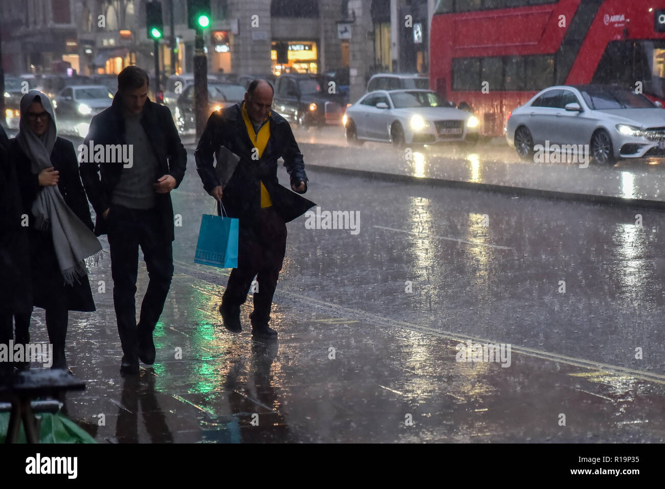 Heavy rain in london hi-res stock photography and images - Alamy