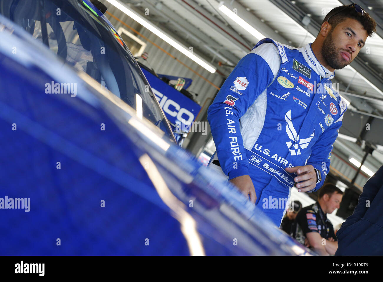 Avondale, Arizona, USA. 10th Nov, 2018. Darrell Wallace, Jr (43) hangs ...
