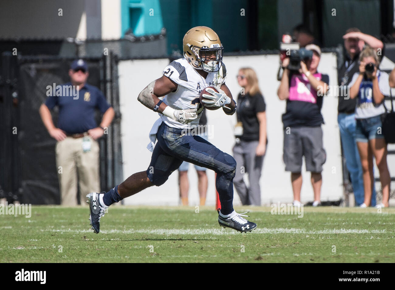 Orlando, FL, USA. 10th Nov, 2018. Navy Midshipmen tight end Tre Walker ...