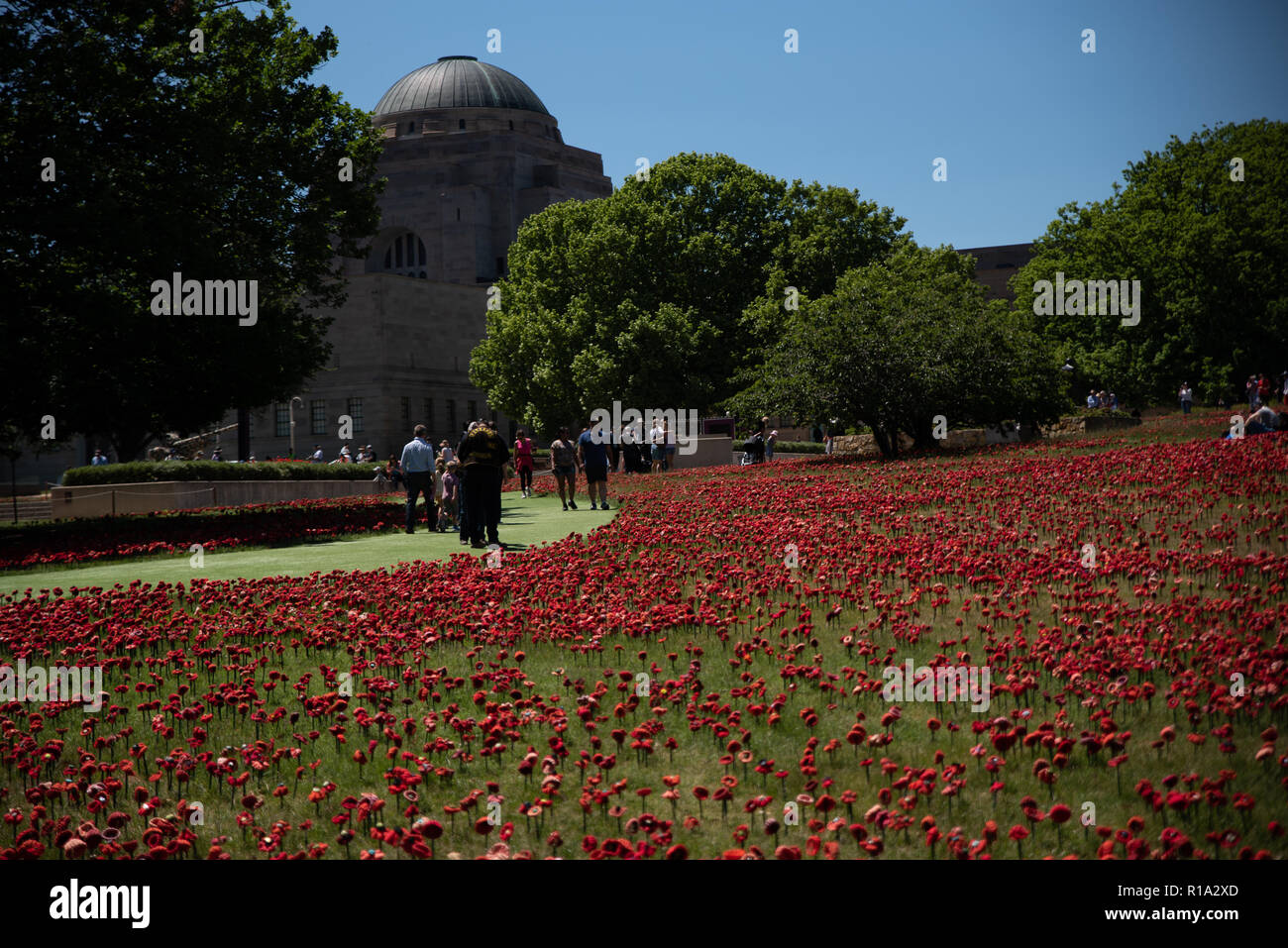 Canberra, Australia. 11th Nov, 2018. Crowds gather to pay respect, 11 ...