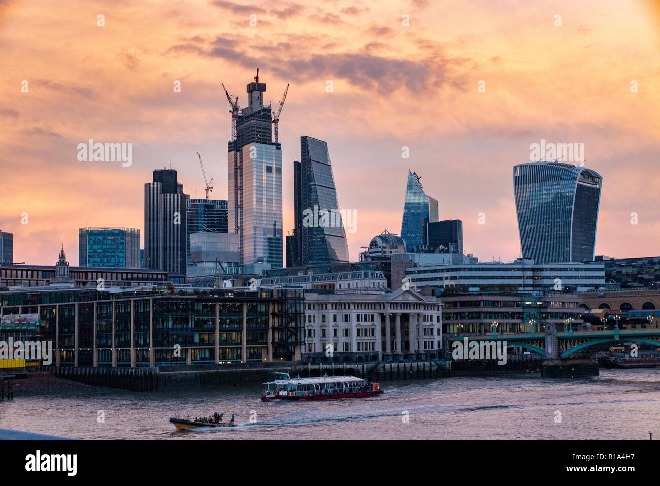 Beautiful summer sunset over river thames in london hi-res stock ...