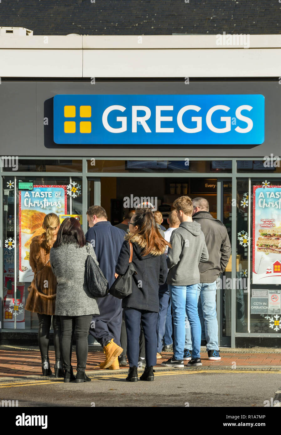 People queuing outside coffee shop hi-res stock photography and images ...