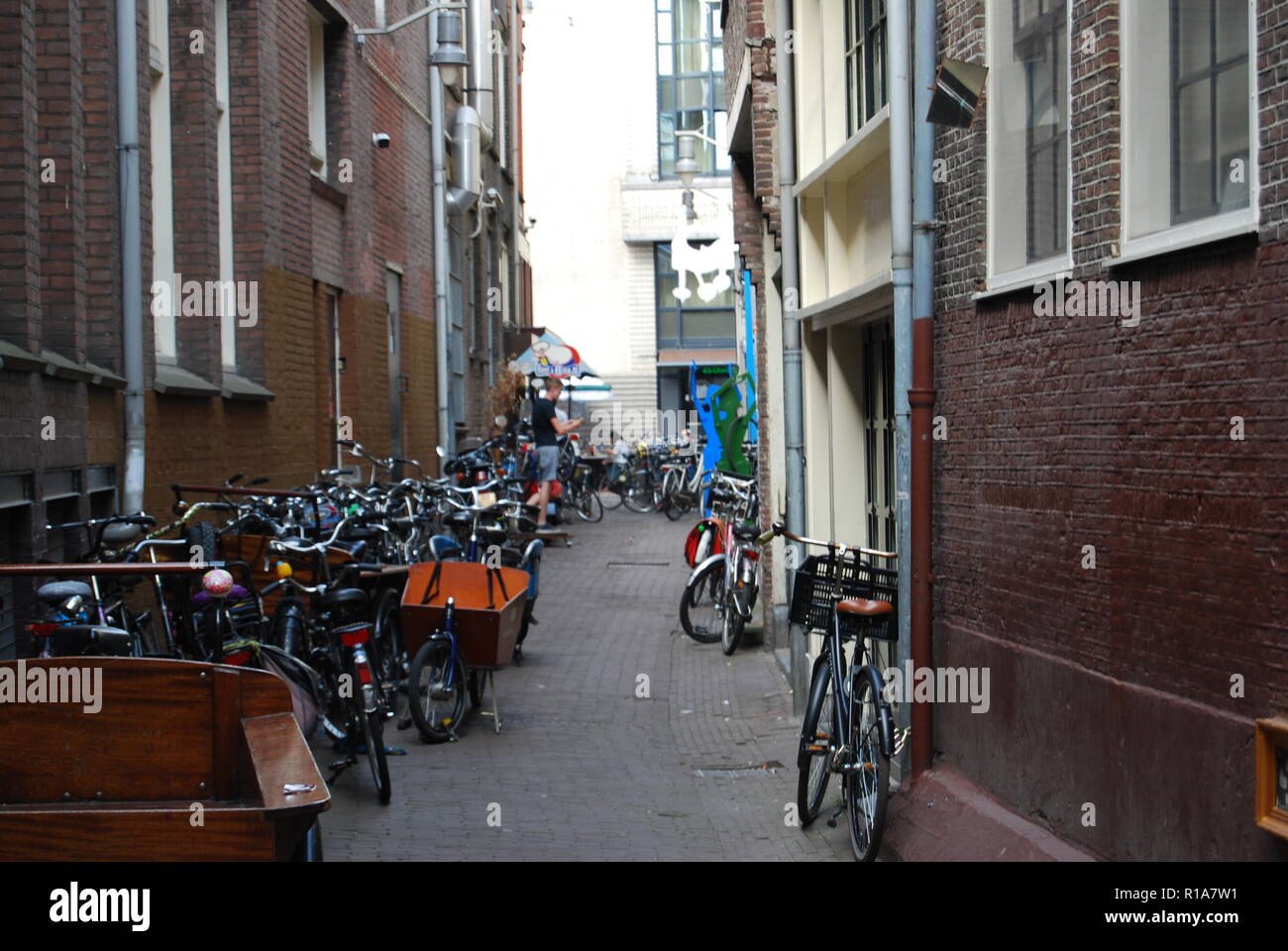 Alleyway amsterdam hi-res stock photography and images - Alamy