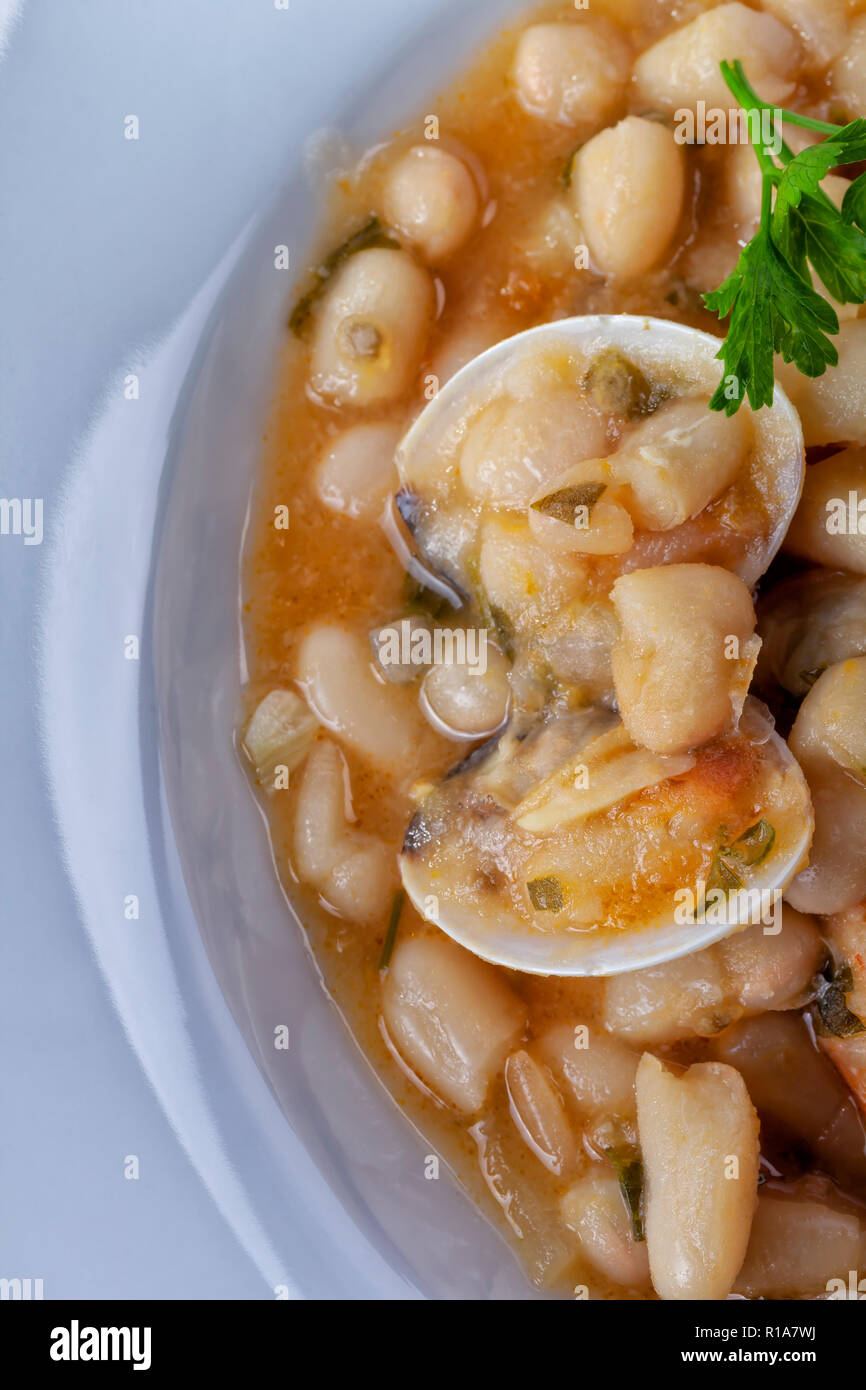 Beans with clams asturias hi-res stock photography and images - Alamy
