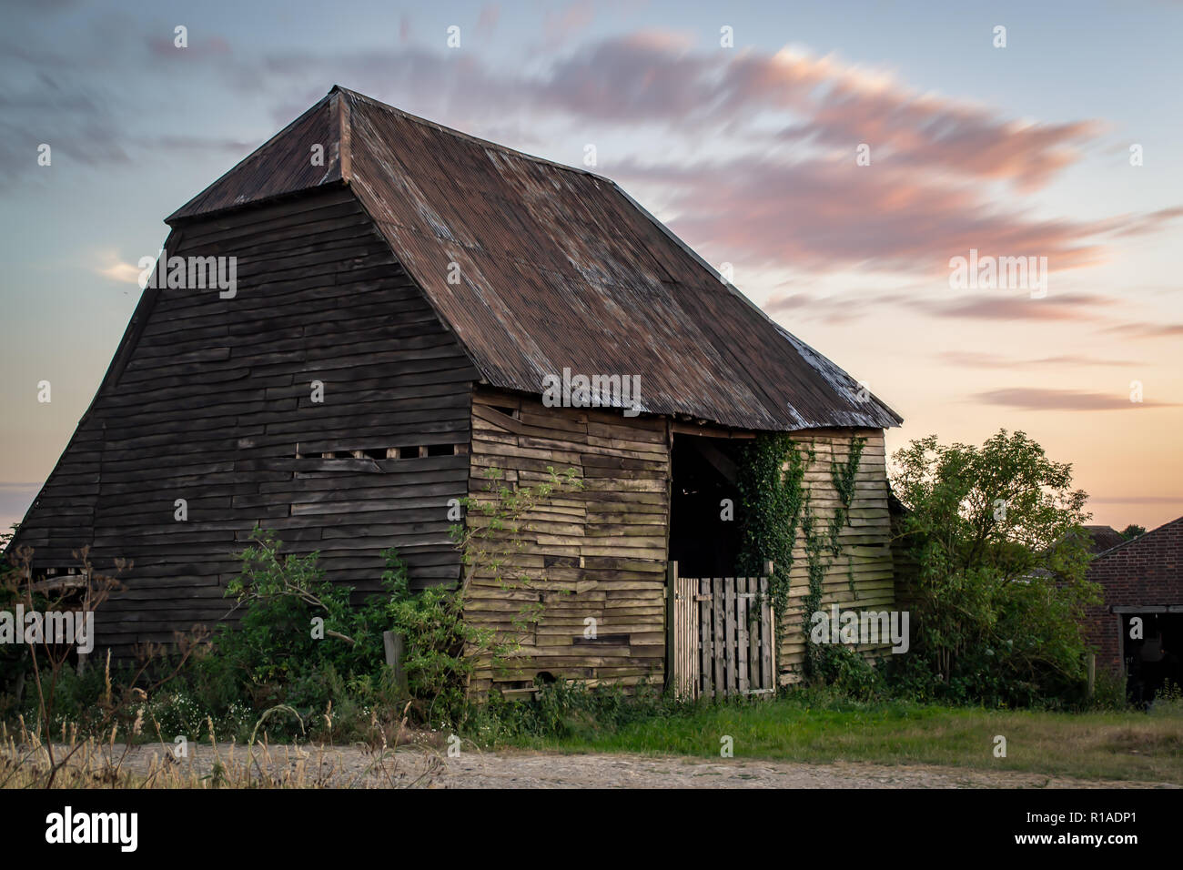 A wooden barn in the English countryside Stock Photo - Alamy