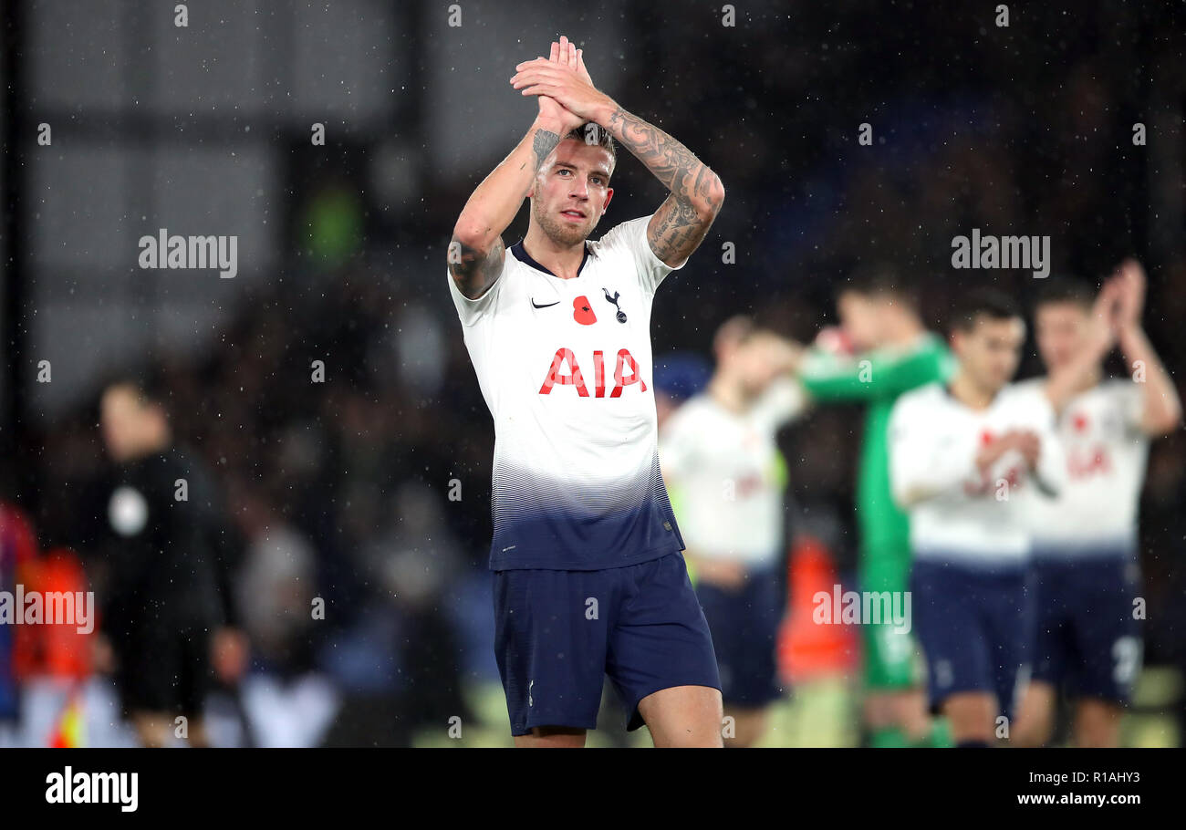 Tottenham Hotspur's Toby Alderweireld applauds the fans after the final ...