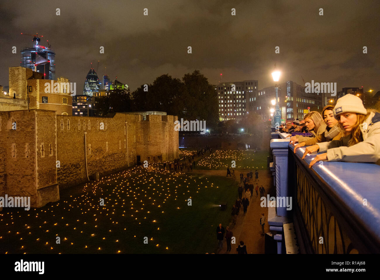 The public observe the First World War centenary remembrance, The ...