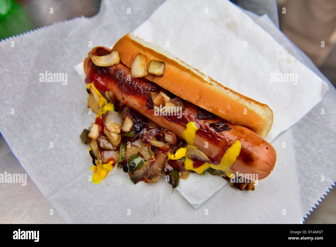 Red hot dogs hi-res stock photography and images - Alamy