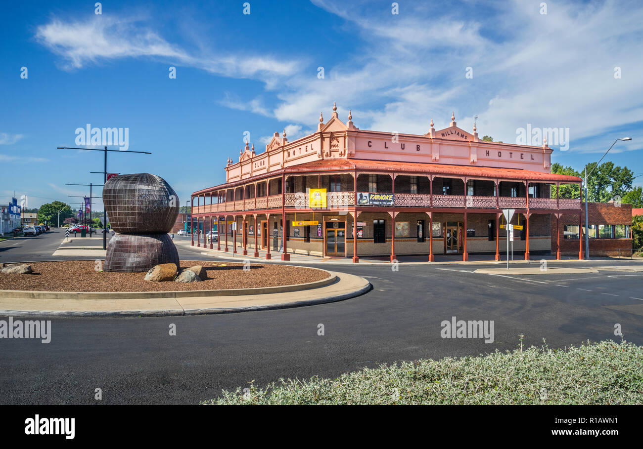 Roundabout sculpture hi-res stock photography and images - Alamy