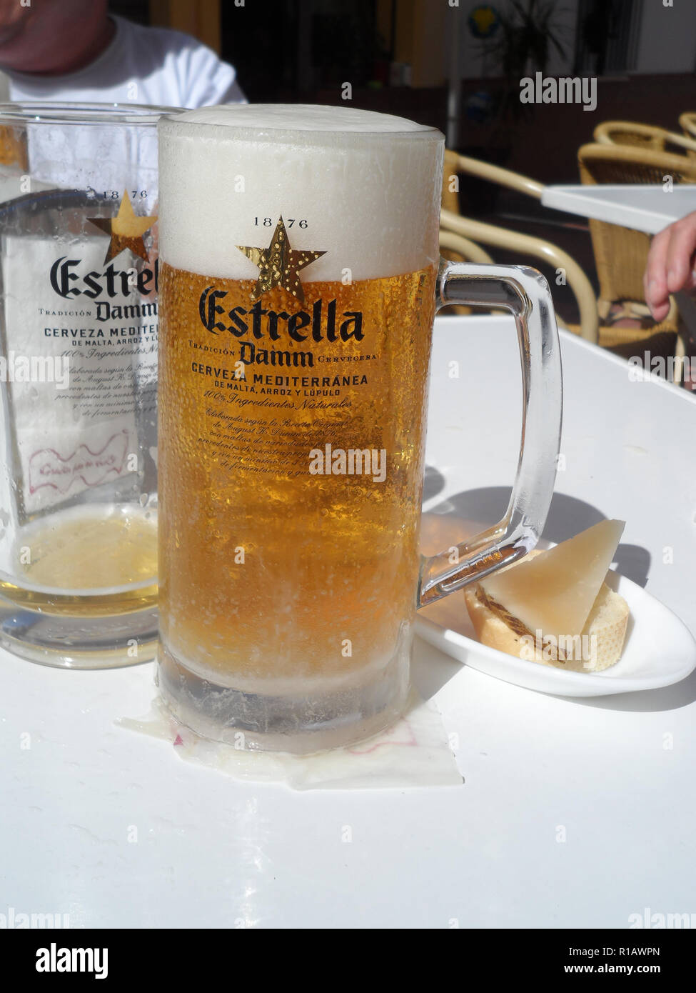 Estrella damm pint glass hi-res stock photography and images - Alamy