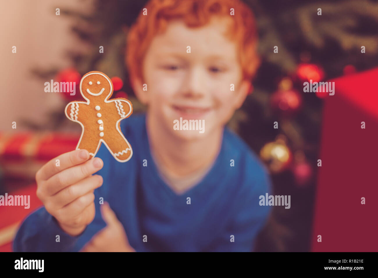 Gingerbread man in the hands of a red-haired man Stock Photo - Alamy