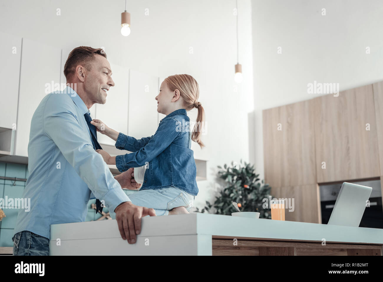 Father daughter standing near hi-res stock photography and images - Alamy