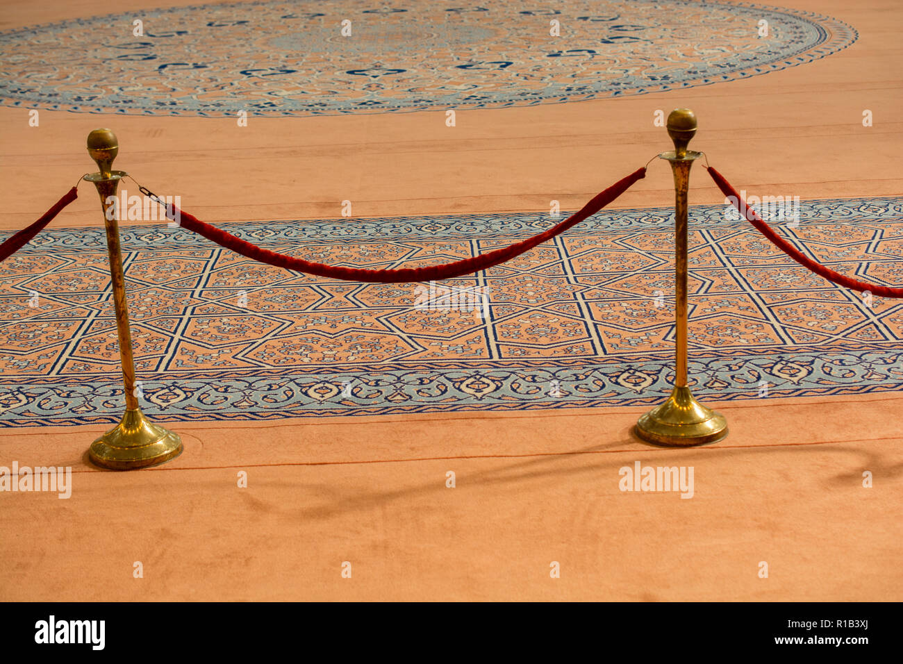 Museum red carpet barrier rope hi-res stock photography and images - Alamy