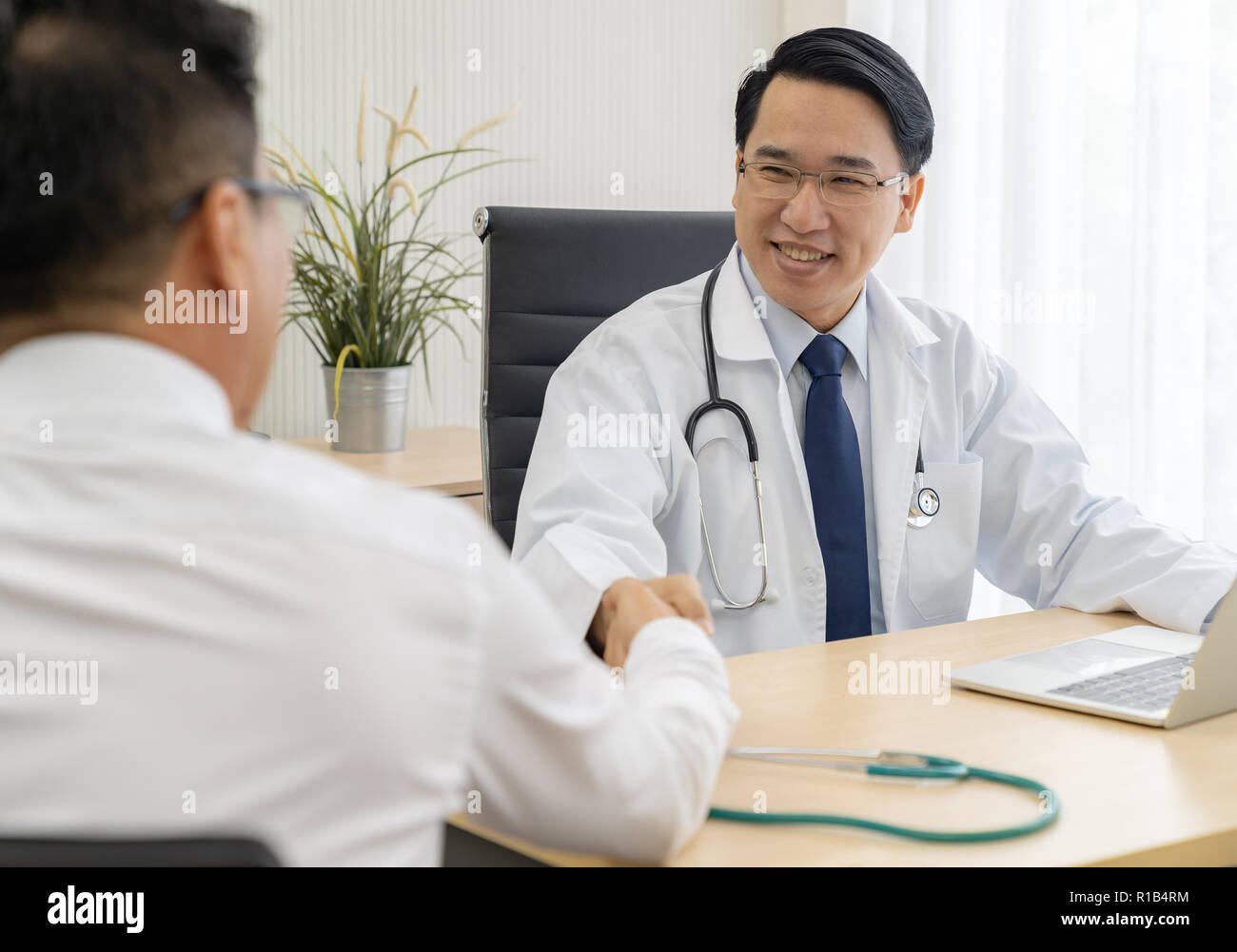 Doctor patient examination room hi-res stock photography and images - Alamy