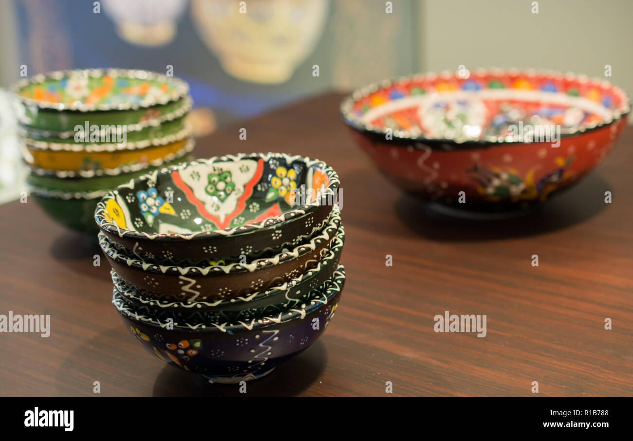 Traditional Turkish ceramic pottery items in bazaar Stock Photo - Alamy