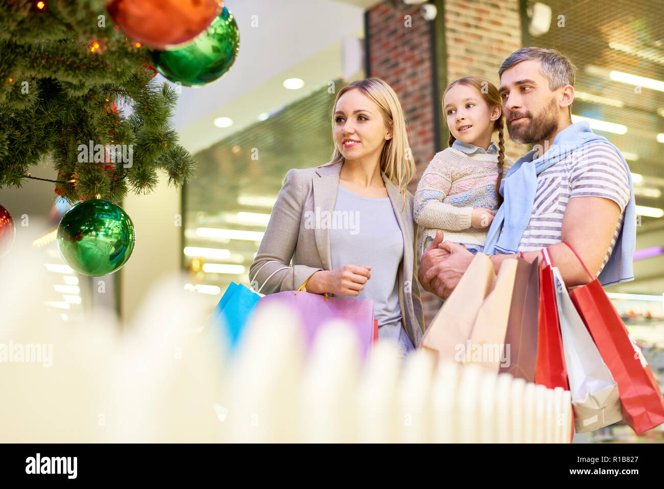 Family shopping christmas hi-res stock photography and images - Alamy