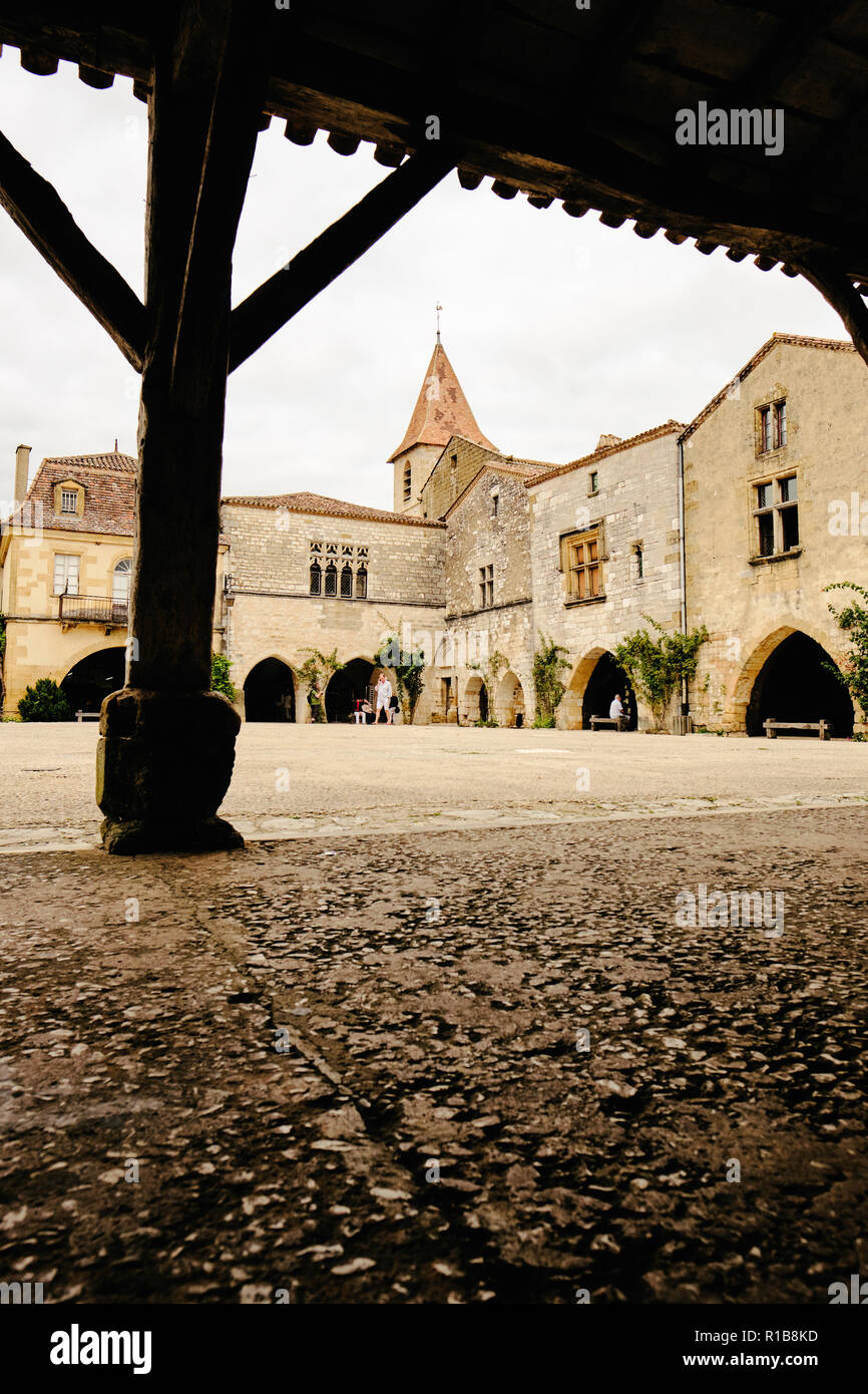 Monpazier square hi-res stock photography and images - Alamy