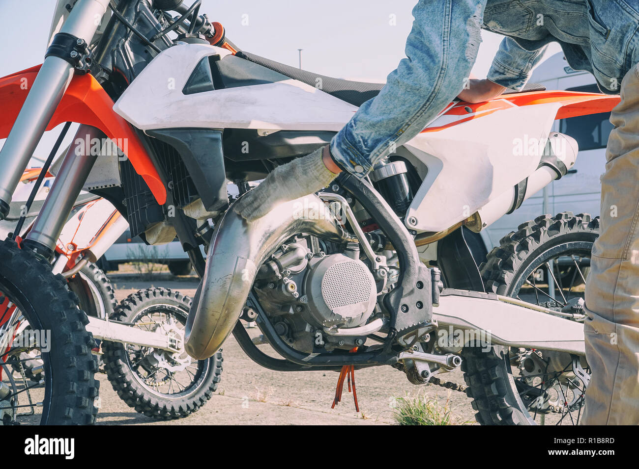 Mechanic serves a motocross motorcycle Stock Photo - Alamy