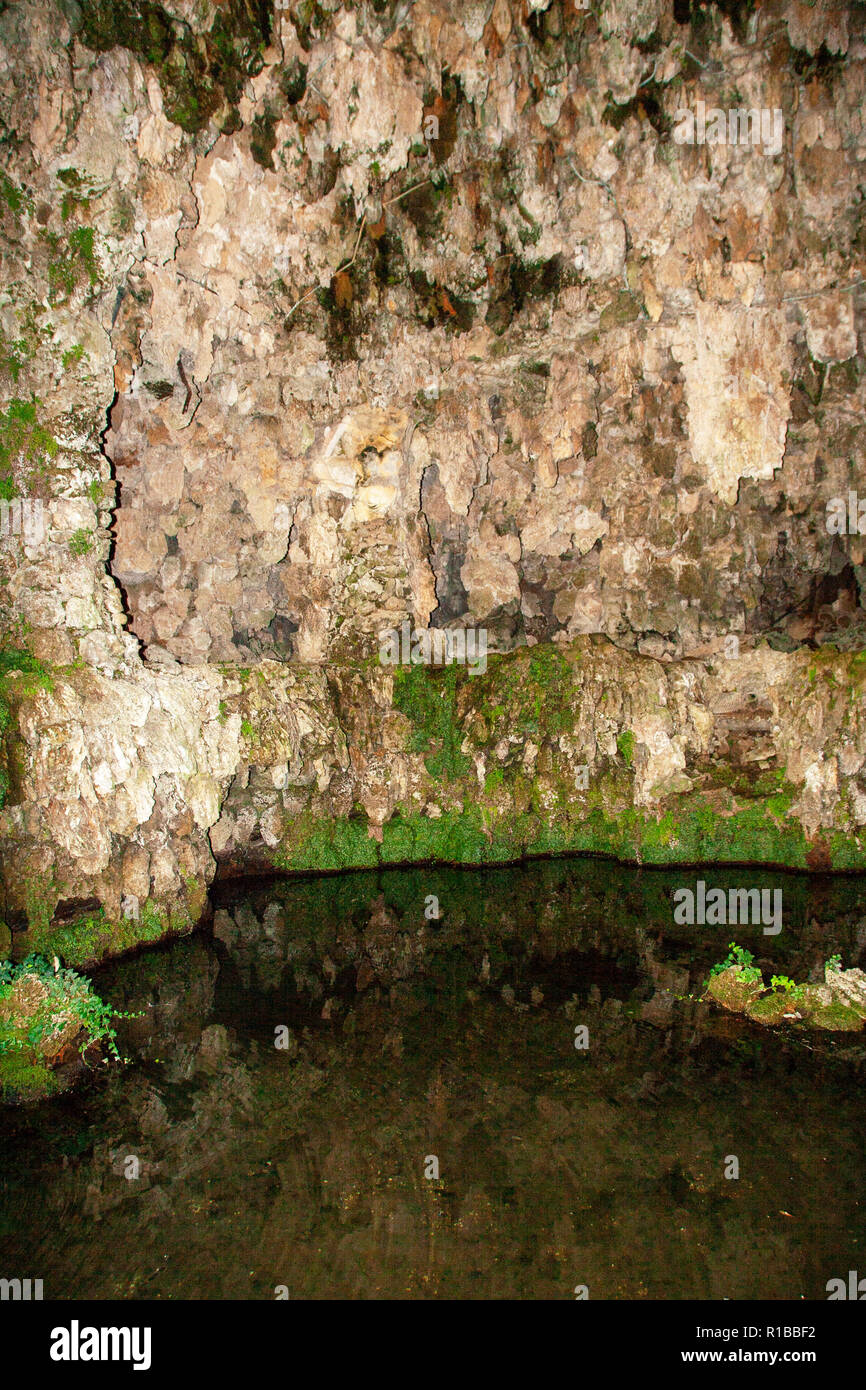 Italian garden grotto hi-res stock photography and images - Alamy