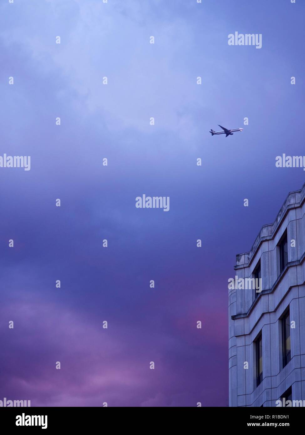 Purple airplane hi-res stock photography and images - Alamy