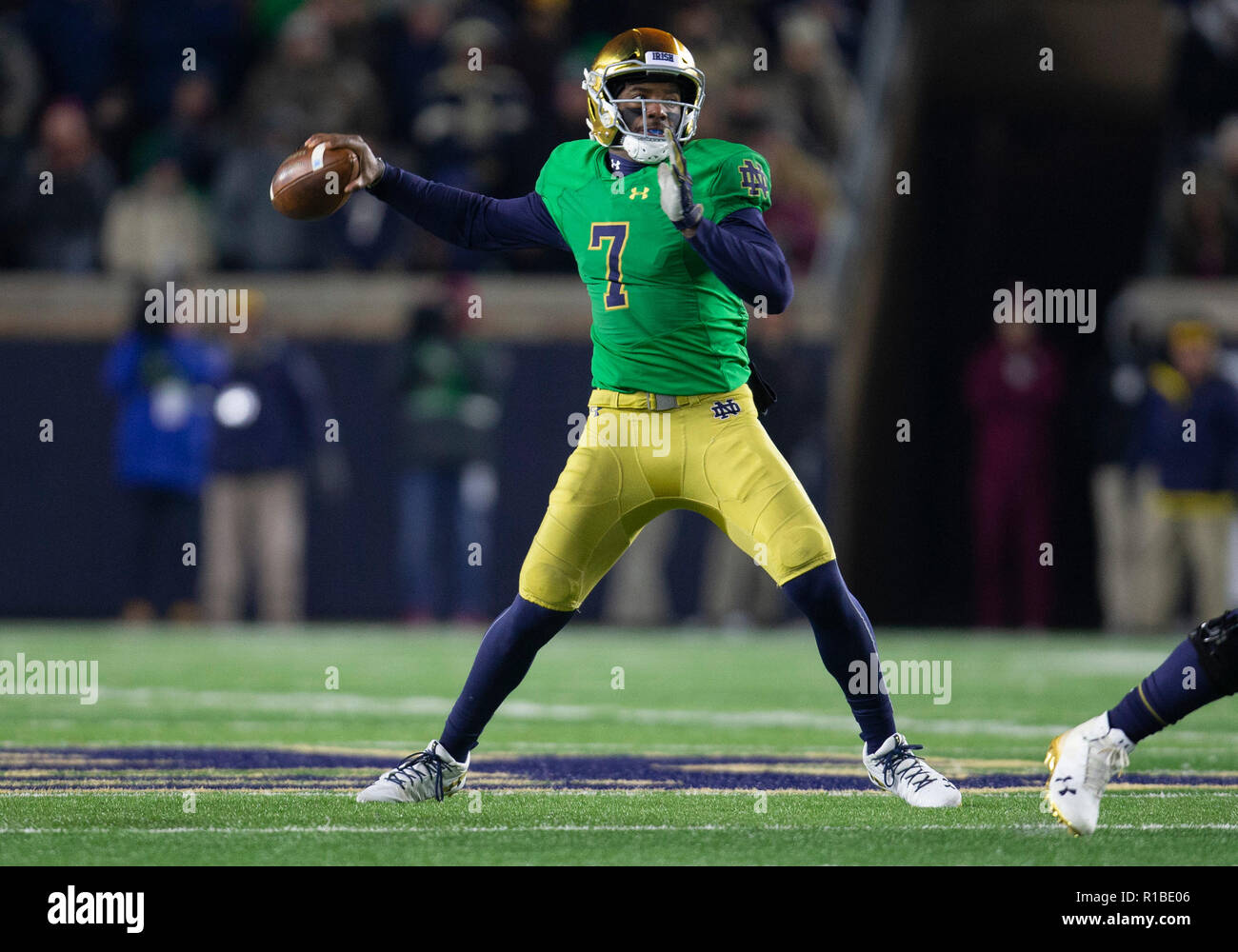South Bend, Indiana, USA. 10th Nov, 2018. Notre Dame quarterback ...