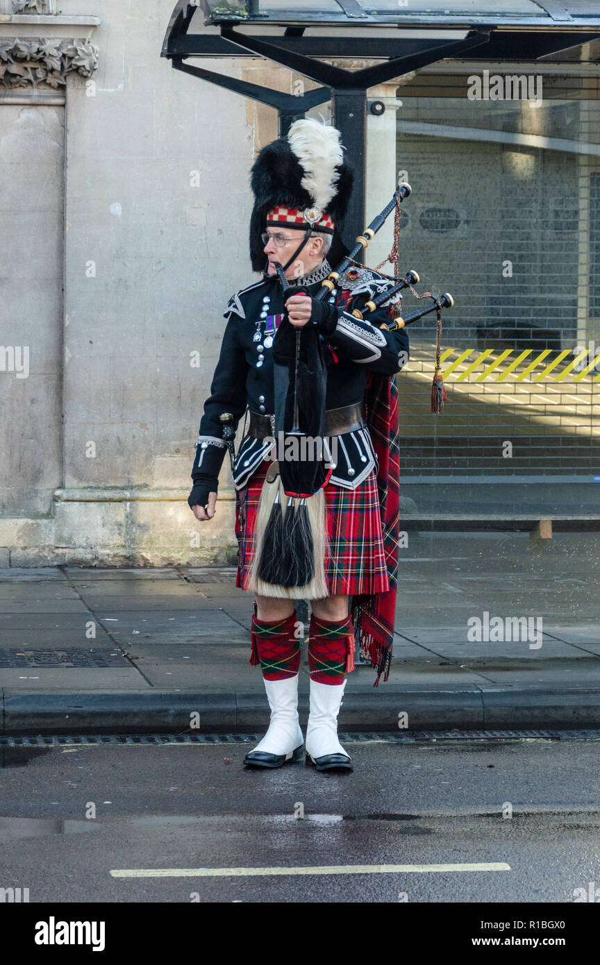Trowbridge, Wiltshire, UK. 11th Nov, 2018. Lone piper preparing to lead ...