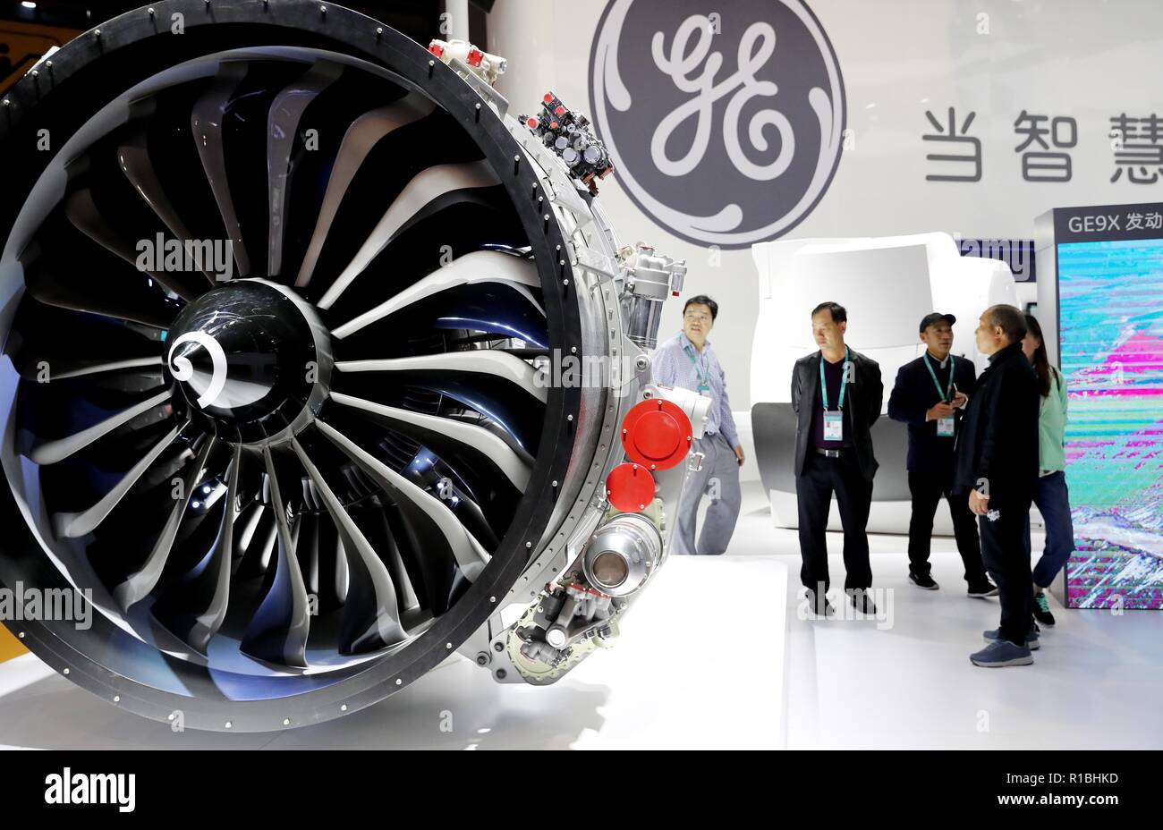Beijing, China. 5th Nov, 2018. Visitors view the model of a GE aircraft ...