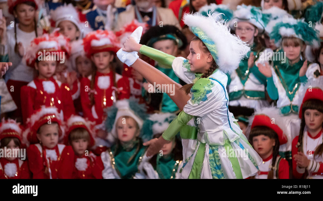 Braunschweig, Germany. 11th Nov, 2018. Tanzmariechen take part in the ...