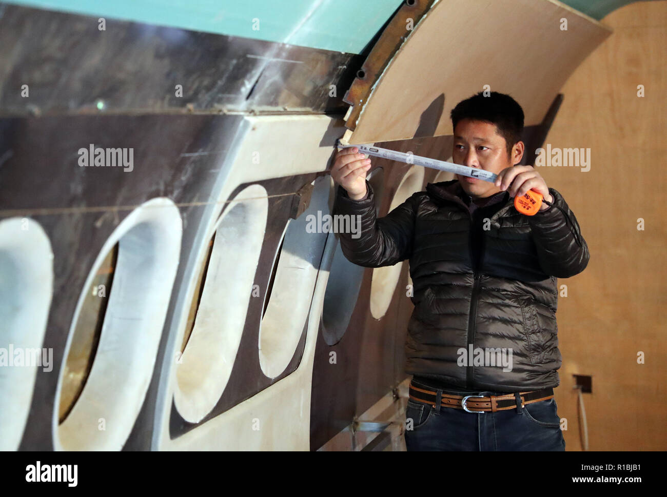 Kaiyuan, China's Liaoning Province. 10th Nov, 2018. Zhu Yue measures ...