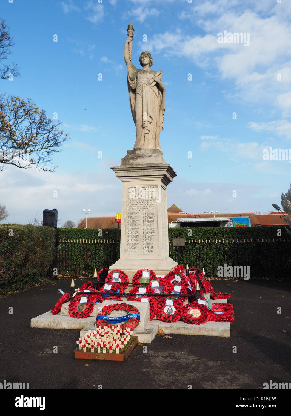 Sheerness, Kent, UK. 11th Nov, 2018. Sheerness in Kent was packed with ...