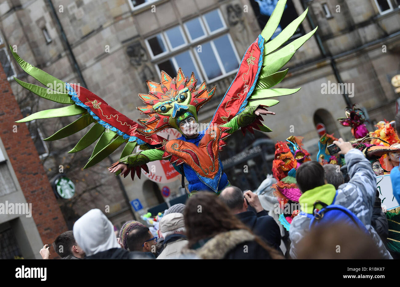 Bremen, Germany. 11th Nov, 2018. Actors of the Samba carnival move ...