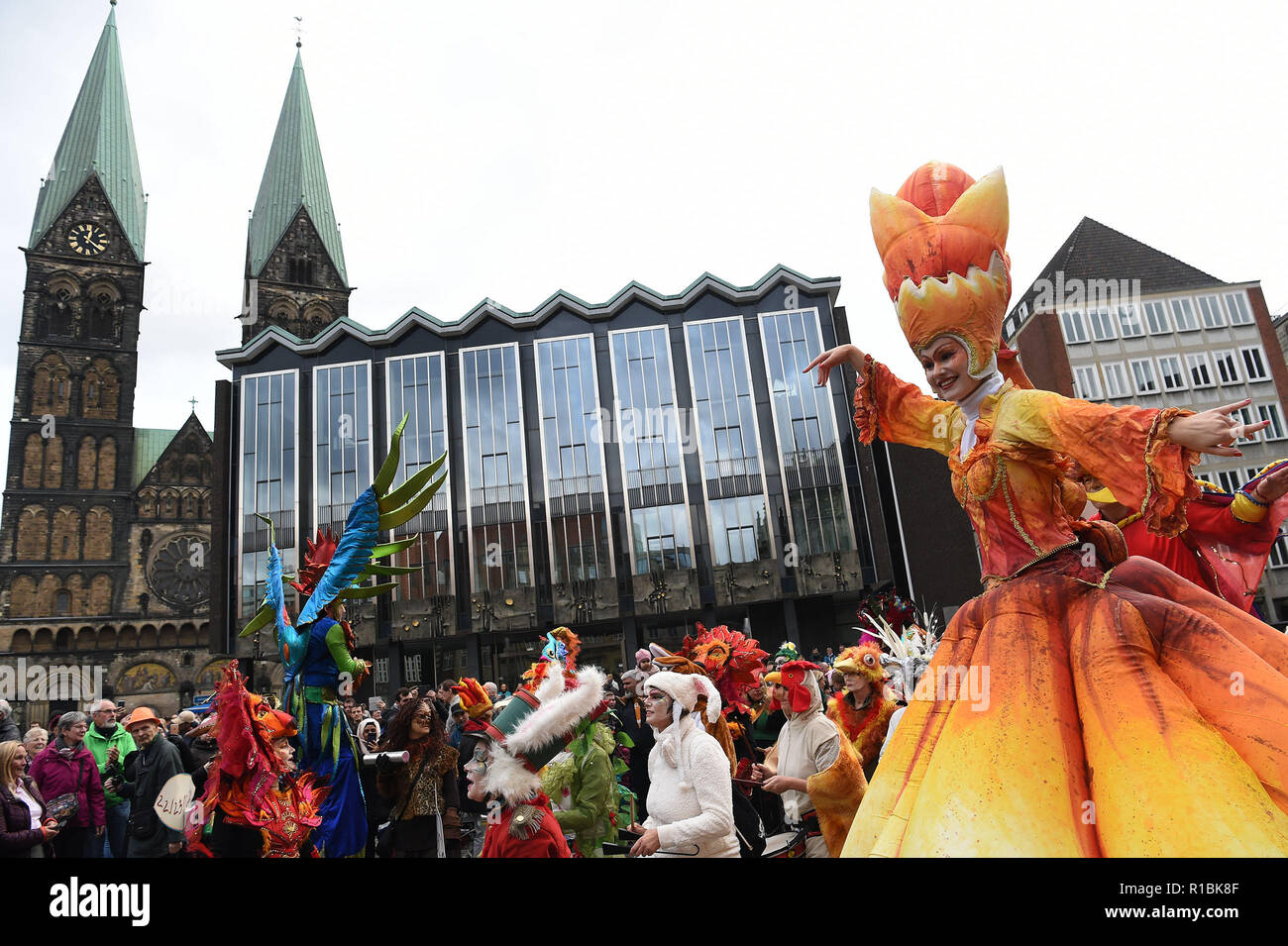 Bremen, Germany. 11th Nov, 2018. Actors of the Samba carnival move ...