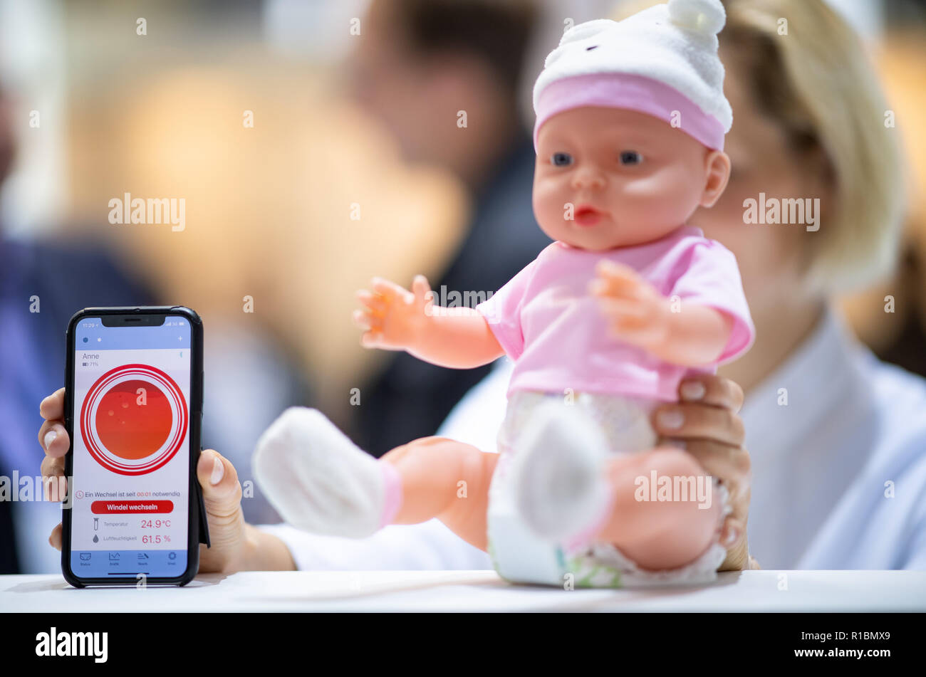 11 November 2018, North Rhine-Westphalia, Düsseldorf: A woman ...