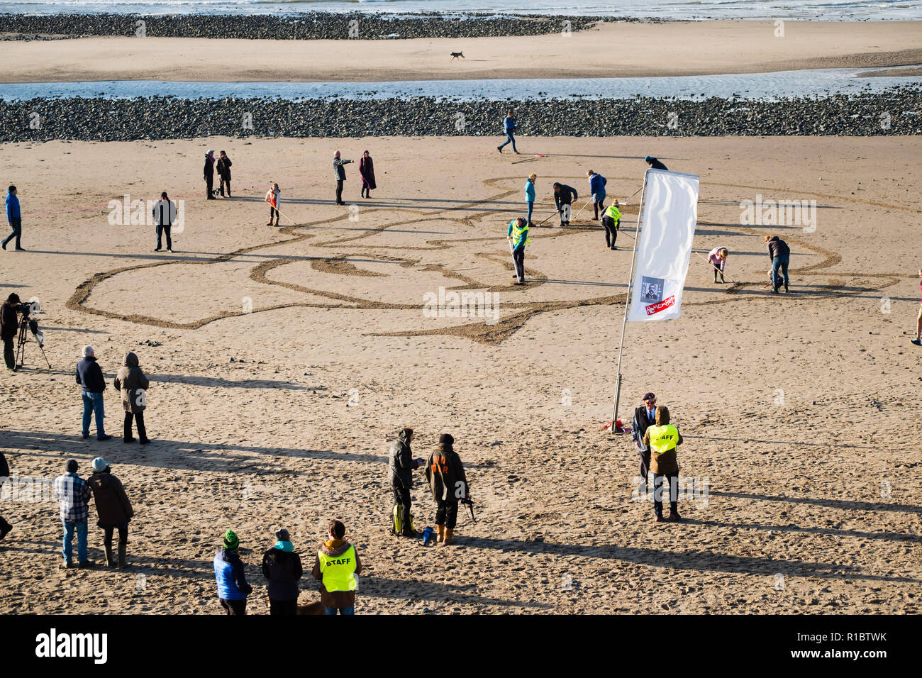 Giant hand sculpture uk hi-res stock photography and images - Alamy