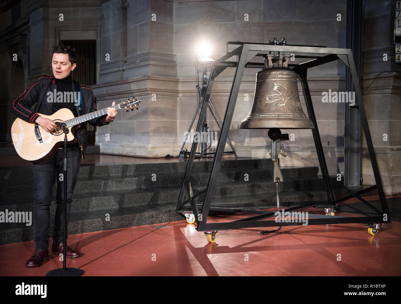 Mainz, Germany. 11th Nov, 2018. Michael Patrick Kelly stands next to ...
