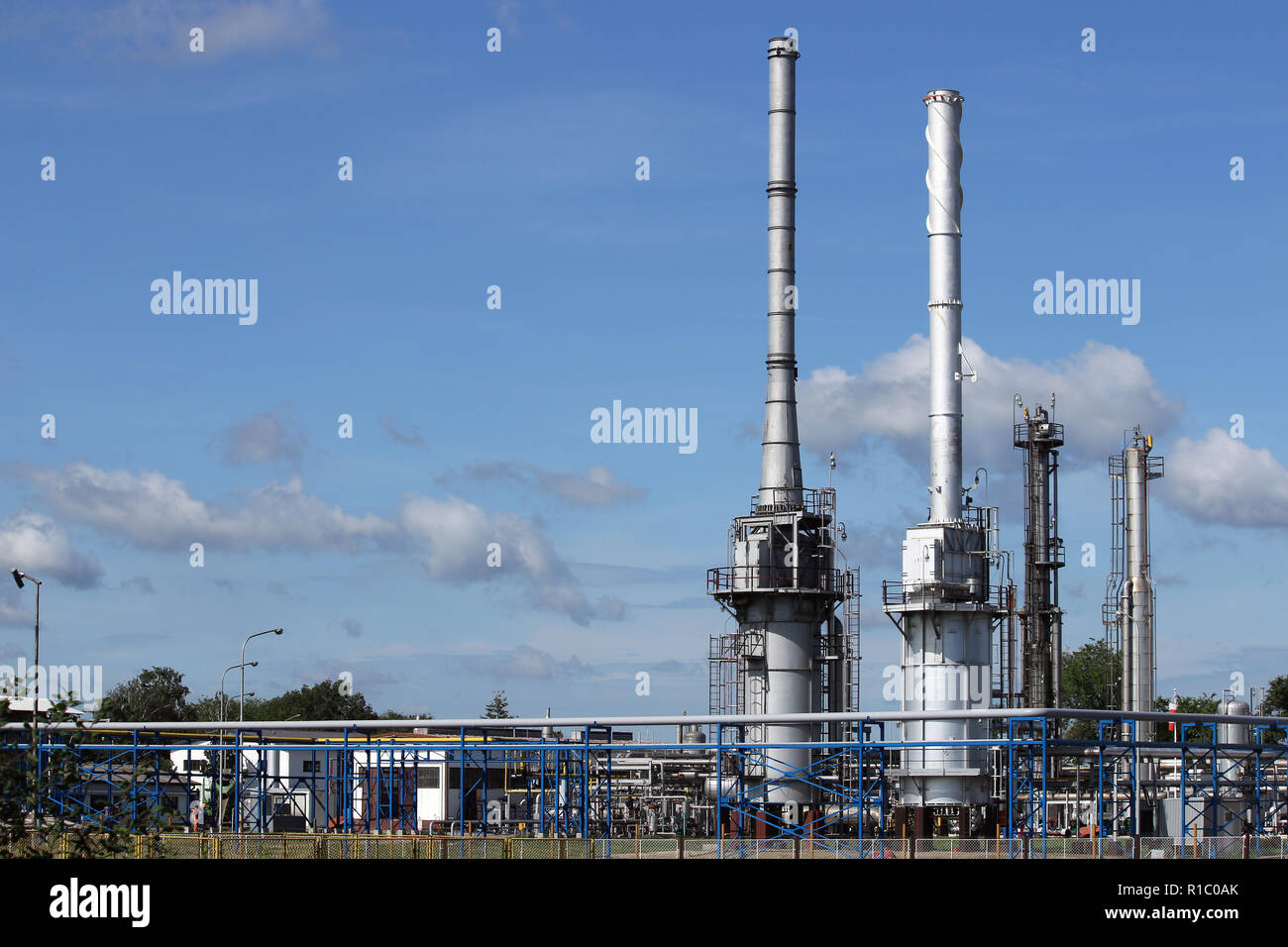 Oil refinery with pipeline hi-res stock photography and images - Alamy