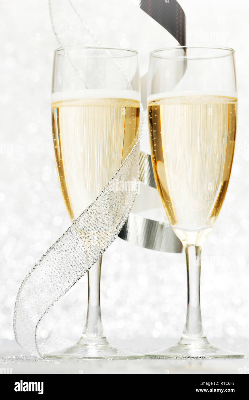 Wine glass ribbon bow gift hi-res stock photography and images - Alamy