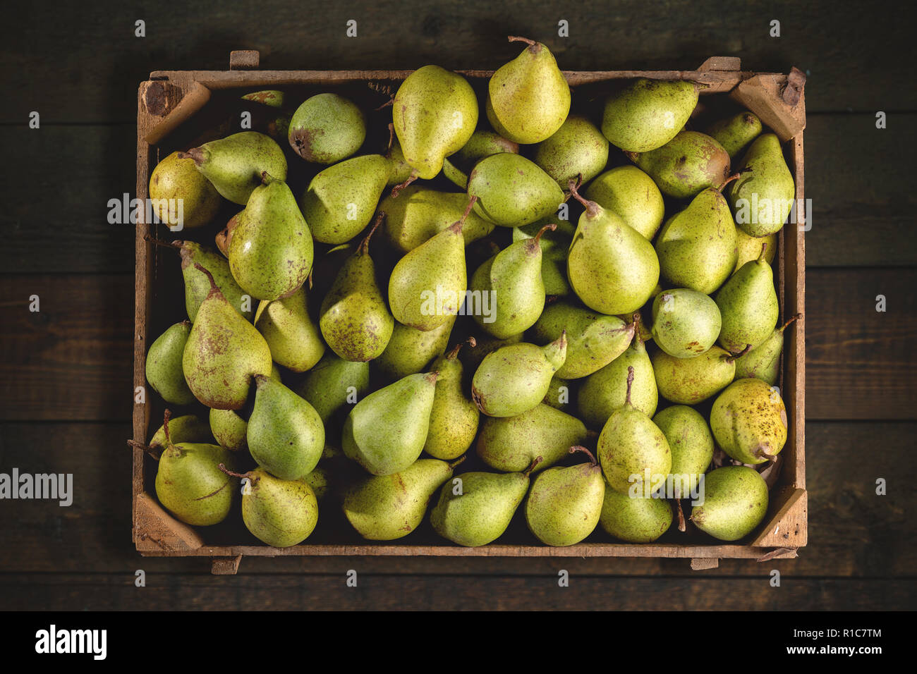 Box of pears hi-res stock photography and images - Alamy