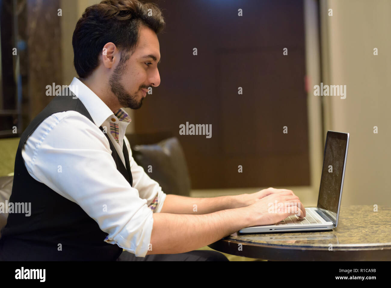 Indian man with laptop hi-res stock photography and images - Alamy