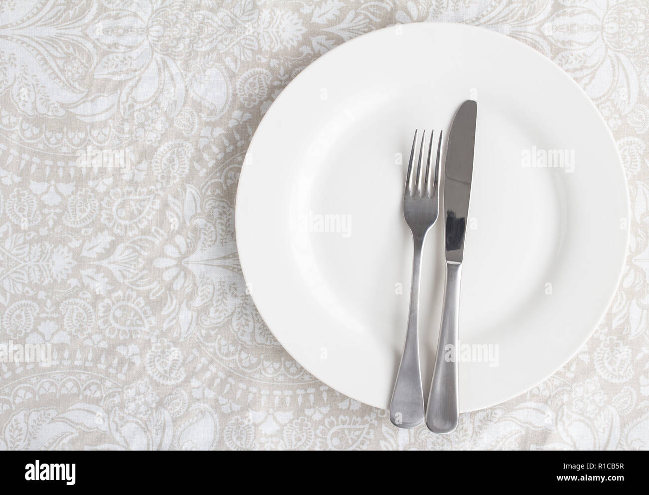 Empty plate cutlery table cloth hi-res stock photography and images - Alamy