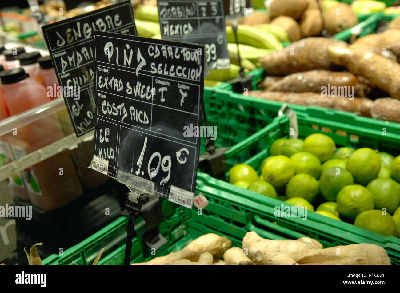 Price board,fruit and vegetable section Stock Photo - Alamy