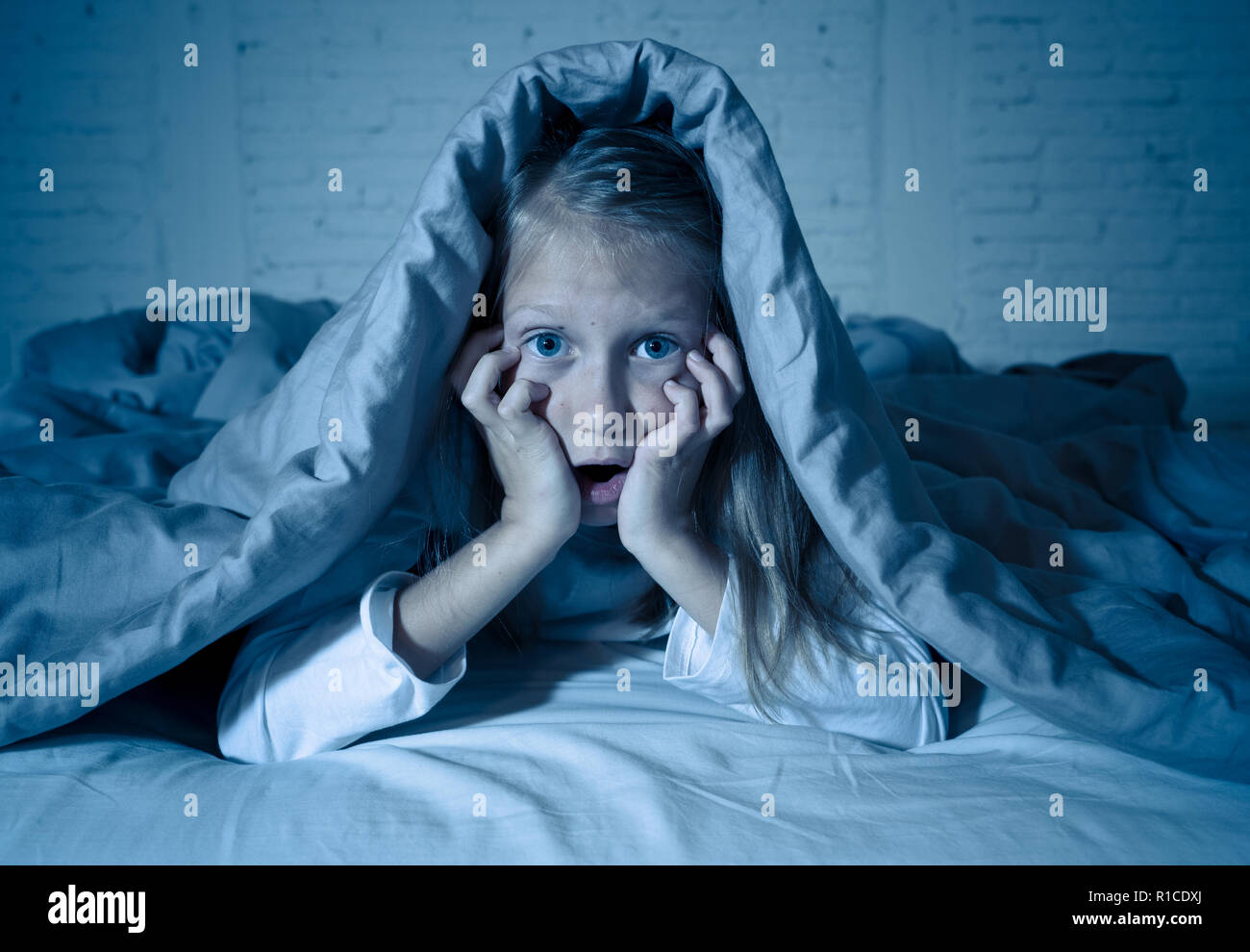 Girl screaming afraid hi-res stock photography and images - Alamy